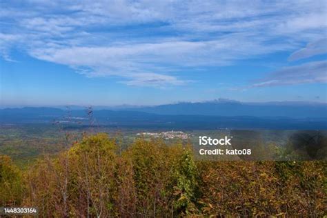 슬로베니아 프리모르스카의 플리스코비카 마을과 트르노보 숲 고원이 있는 카르스트 고원의 전망 0명에 대한 스톡 사진 및 기타 이미지 0명 가을 관광 Istock