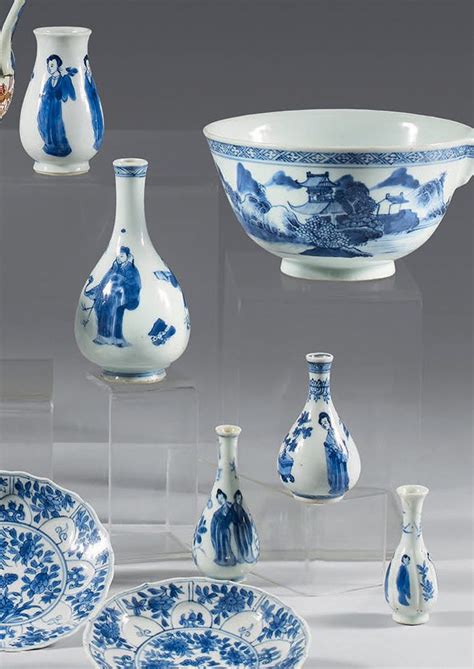 Cinq Vases Miniatures De Différentes Formes Balustres Ovoïdes En Porcelaine à Décor Divers