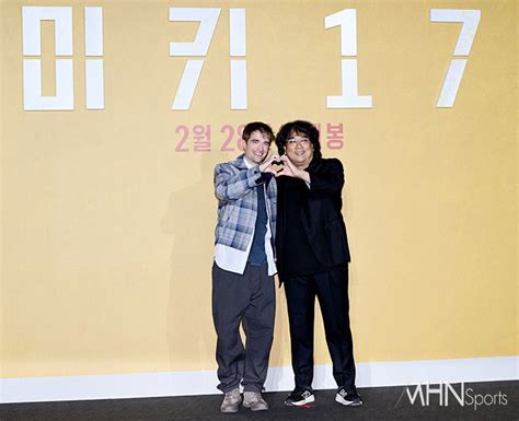 [포토] 로버트 패틴슨 봉준호 감독 미키17 사랑해주세요