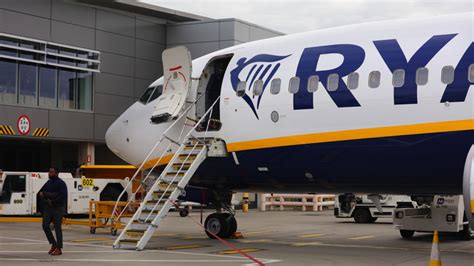 Why Are Boeing 737 Engine Casings Flat On The Bottom