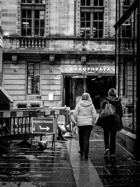 간판 건물 건물 외관 건축 걷고 있는 공공 장소 관광객 구조 글라스 고우의 글래스고 글래스고 센터 도시 도시 디자인 도시 풍경 도시의 디자인