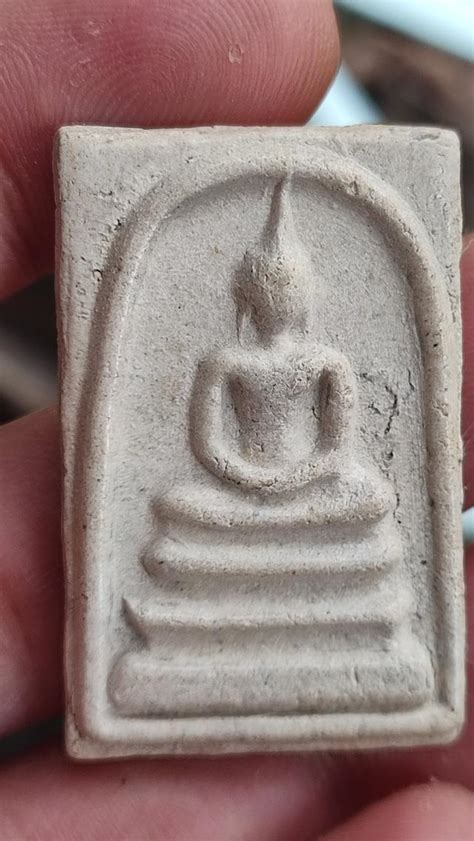 พระสมเด็จพิมพ์ประธานใหญ่วัดระฆังหูยานเนื้อขาวอมไข่สวยครับ Ennxo