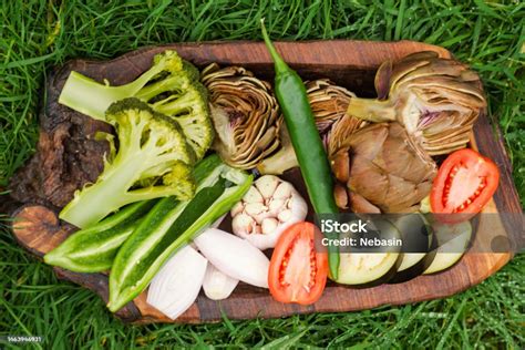 아티 초크 브로콜리 양파 토마토 및 잔디 위의 나무 쟁반에 다른 야채 비건 건강 식품 다이어트 개념 구운 야채 요리 준비 0명에 대한 스톡 사진 및 기타 이미지 Istock