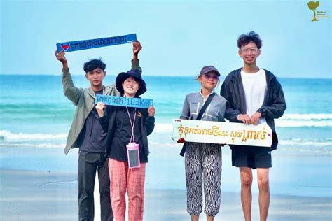 យុវជនមួយក្រុមសម្អាតសំណល់ប្លាស្ទិកនៅឆ្នេរកោះកុងក្រៅ ក្រោយបារម្ភពីការបំពុលទឹក Newsroom Cambodia