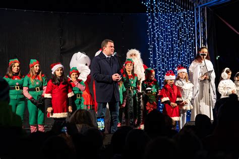 Перник като коледна приказка Кметът Станислав Владимиров запали