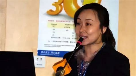 孟晚舟30多年前为华为代言广告出镜，青涩害羞很可爱！安娜家族网友