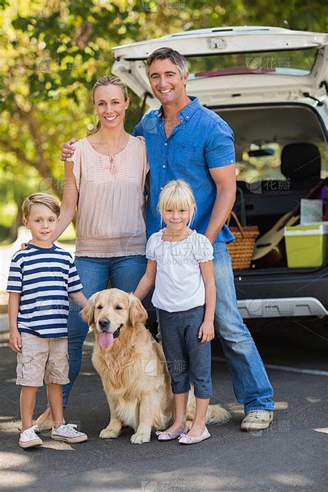 快乐的家庭和他们的狗在公园里素材 花瓣网