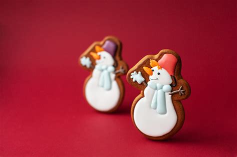 빨간 배경에 귀여운 눈사람의 진저 브레드 쿠키 전통적인 크리스마스 음식입니다 크리스마스와 새해 휴일 개념입니다 갈색에 대한 스톡 사진 및 기타 이미지 Istock