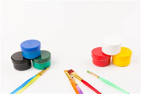흰색 배경에 아이들의 창의력을 위해 다른 색상의 페인트와 폐쇄 플라스틱 항아리 예술을위한 페인트 브러시와 페인트 병 0명에 대한 스톡 사진 및 기타 이미지 Istock