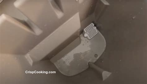 How To Clean A Frigidaire Ice Maker Simple Steps With Pictures Crisp Cooking