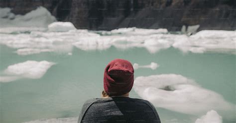 빨간 모자를 쓰고 빙산을 바라보는 사람 사진 Unsplash의 베 레모 이미지