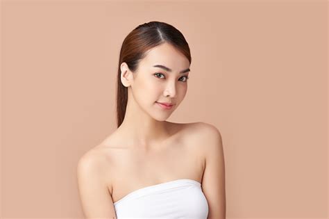 베이지 색 배경에 깨끗한 신선한 피부를 가진 아름다운 젊은 아시아 여성 얼굴 관리 얼굴 치료 화장품 아름다움과 스파 아시아 여성 초상화 20 24세에 대한 스톡 사진 및