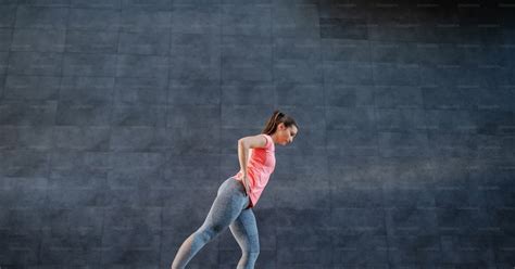 필라테스 플렉스 밴드로 다리 운동을하는 운동복을 입은 매력적인 백인 갈색 머리의 측면보기 사진 Unsplash의 세르비아 이미지