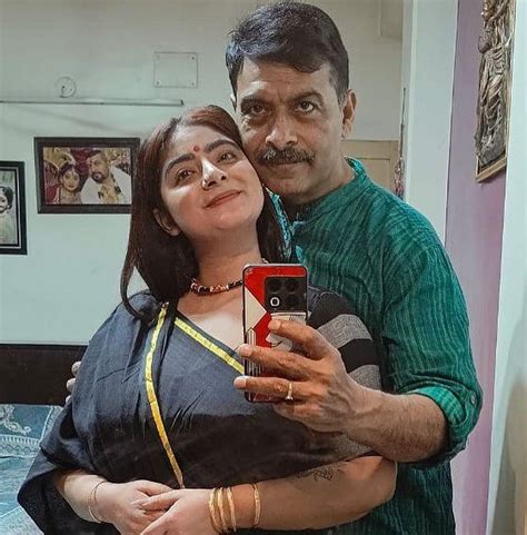 Sudip Mukherjee পৃথাকে কোলে বসিয়ে আদর সুদীপের অভিনেতার চেয়ে কত ছোট তাঁর দ্বিতীয় স্ত্রী