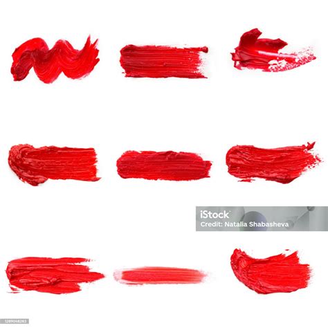 흰색 배경에 고립 된 립스틱 얼룩 얼룩 스머지 스워치 크림 메이크업 텍스처 밝은 붉은 색 화장품 브러시 스트로크 스 와이프 샘플 0명에 대한 스톡 사진 및 기타 이미지