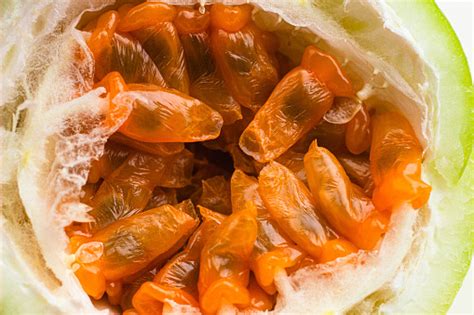 녹색 패션 프루트 또한 마라 쿠야 또는 Passiflora는 흰색 배경에 반으로 잘라 신선한 식용 펄프와 열정 과일 매크로 사진의 씨앗 0명에 대한 스톡 사진 및 기타