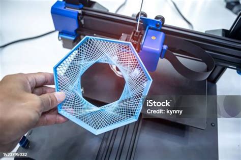 3d 프린터 클로즈업에 인쇄된 오브젝트와 손 3차원 형태에 대한 스톡 사진 및 기타 이미지 3차원 형태 판화 일러스트레이션 기법 플라스틱 Istock