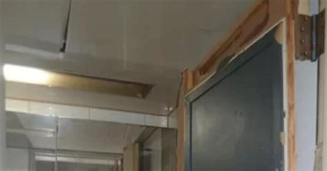 화장실 바닥 타일에 방수제 스프레이 뿌리자 ‘펑