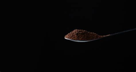 Crudo De Moler Cacao O Café En Una Cuchara De Té Para Hacer Una Taza