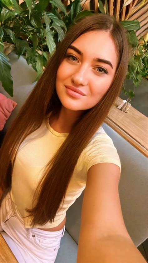 Cam Girl Evalanis Biography