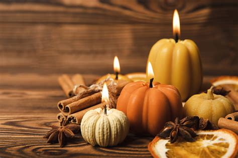 가을 작곡 호박 양초 매운 스타 아니스 향신료와 계피는 갈색 나무 배경에 있습니다 아늑한 가정 장식 할로윈 개념입니다 행복한 추수 감사절 복사 공간 0명에 대한 스톡 사진