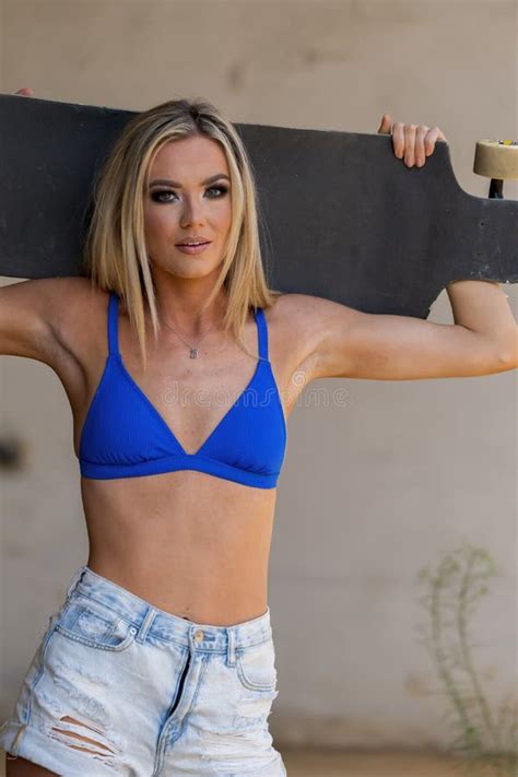 Una Hermosa Modelo Rubia Posa Al Aire Libre En Un Gran Ambiente De