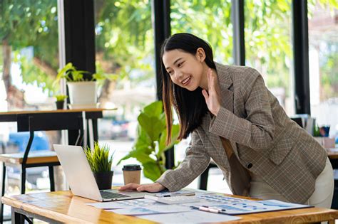 펜 노트북 및 계산기로 그래프를 가리키는 보고서를 분석하는 아시아 사업가 워크 스테이션 회계사 텔레 마케팅 아이디어 전자 상거래