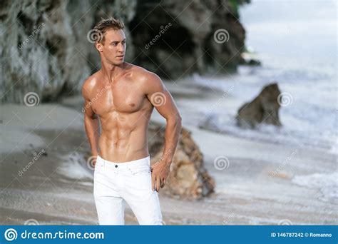 Hombre Atractivo Atl Tico Muscular En Los Pantalones Blancos Con Un Torso Desnudo En La Playa