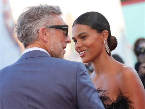 Мъжът който зае мястото на Венсан Касел в сърцето на Тина Кунаки Снимки Звезди Woman Bg