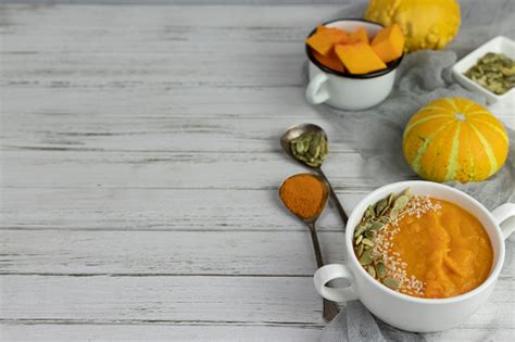 회색 직물 작은 장식 호박과 숟가락을 사용하여 흰색 나무 배경에 세라믹 접시에 호박 크림 수프 복사 공간 0명에 대한 스톡 사진 및 기타 이미지 Istock