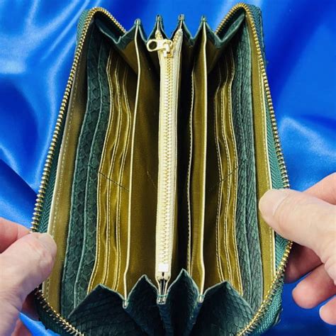 【日本製】年収1千万以上を狙う財布 緑の蛇革財布の王様[7779]