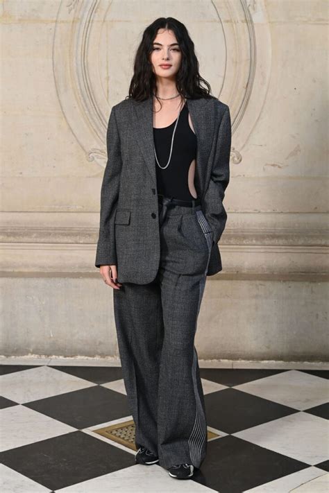 Deva Cassel Hypnotisante Dans Un Body à Découpes Au Défilé Dior