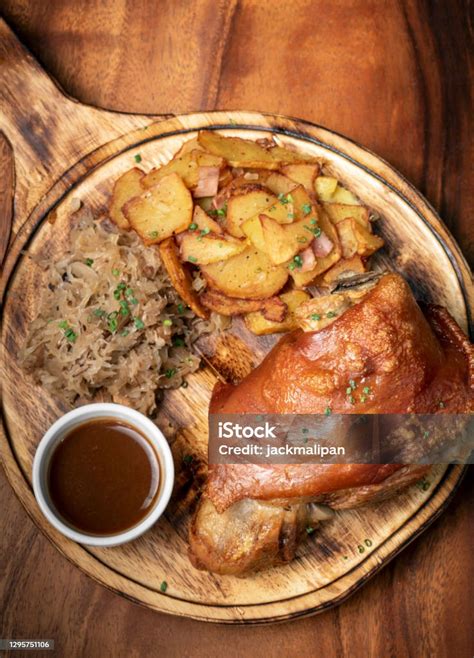 소박한 나무 배경에 소금에 절인 양배추와 감자 바이에른 식사슈베인shaxe 전통 독일 돼지 고기 너클 0명에 대한 스톡 사진 및 기타 이미지 Istock