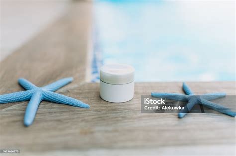 크림 용 튜브 모형 흰색 배경에 포장 자외선 차단제 모캡 해양 테마의 크림 고립 색상에 대한 스톡 사진 및 기타 이미지 고립 색상 물 바다 Istock