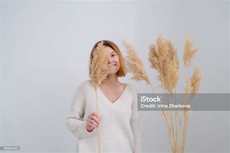 여자는 팜파 잔디를 손에 들고 있다 리드 줄기 말린 팜파 잔디 가정용 장식 깃털 구성 해변 테마 새로운 트렌디 한 홈 장식 갈대