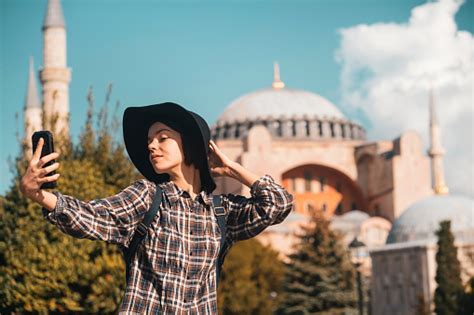 세련된 모자와 격자 무늬 셔츠 포즈를 입은 어린 예쁜 소녀 이스탄불에 대한 스톡 사진 및 기타 이미지 이스탄불 모스크