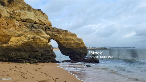 포르투갈 알가르베의 카밀로 해변은 청록색 바다를 배경으로 하고 있습니다 포르투갈 Praia Do Camilo 해변으로 가는 목조 인도교 포르투갈 알가르베 라고스에 있는