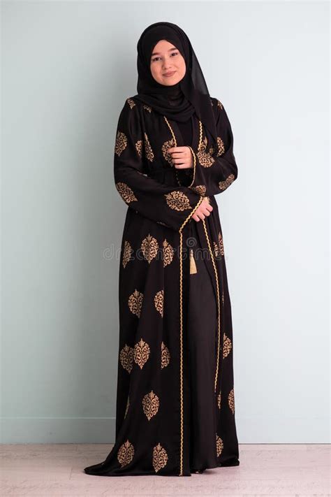 Hermosa Mujer Musulmana Con Vestimenta De Moda Con Hijab Aislada En Un