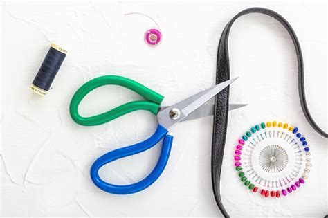 흰색 배경에 가위 가죽 벨트 실 및 핀을 열었습니다 위쪽 보기 0명에 대한 스톡 사진 및 기타 이미지 0명 가위 개체 그룹 Istock