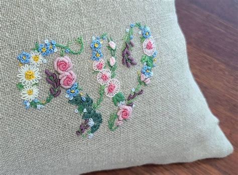 사부작 프랑스자수 On Instagram 어제 하루 13시간을 쏟아부어서 완성을했네요 해야겠다 생각을하면 끝을봐야하는 성격이라ㅡㅡ 내내 고민이였던 저희집 쇼파쿠션은