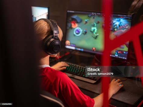 다양한 빨간색 프로게이머 팀의 E스포츠 팀 선수들이 컴퓨터 주변에 모여 비디오 게임 E스포츠 챔피언십을 시청하는 뒷모습 E스포츠에 대한 스톡 사진 및 기타 이미지 Istock