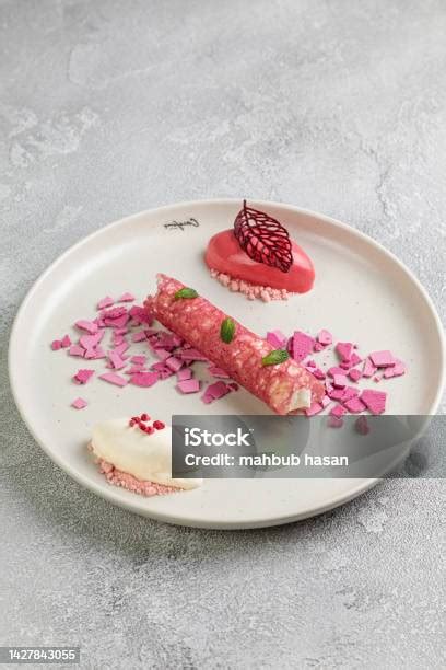 Rumah Yang Membungkus Sepotong Kue Di Tempat Tidur Pesta Makan Kue Dan Foto Kisi Buah Segarnya