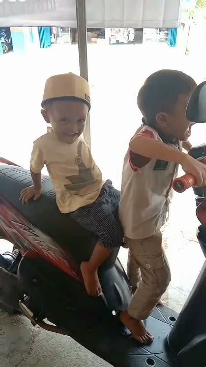 Boncengin Adek Naik Sepeda Motor Silaturahmi Shorts Youtube