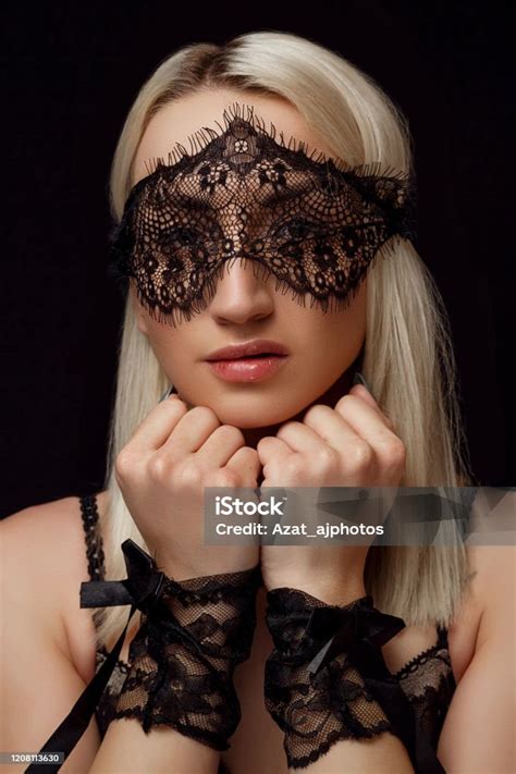 검은 고립 된 배경에 레이스 얼굴 마스크와 레이스 수갑에 젊은 아름다운 금발 여자의 초상화 가면 무도회에 대한 스톡 사진 및