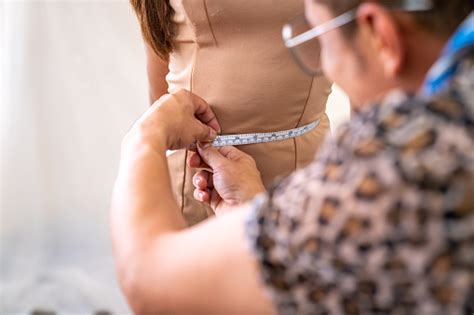 웨딩 드레스를 만들기위한 여성 고객을 측정하는 아시아 Lgbtq 남자 디자이너 2명에 대한 스톡 사진 및 기타 이미지 2명 거울 결혼식 Istock