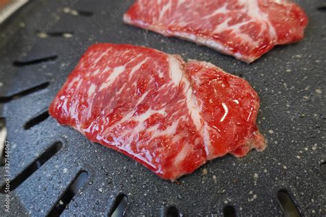 한국식 소고기 쇠고기 구이 생고기 등심 안심 Photos Adobe Stock