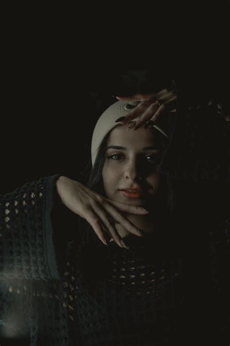 검은색 배경 누워있는 모델 여성 제기 된 손 포즈를 취하는 흰옷에 관한 무료 스톡 사진