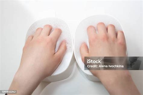 손과 손톱 관리 큐티클을 부드럽게하기 위해 거품 용액으로 목욕을하는 여성의 손 미용 절차 손톱에 대한 스톡 사진 및 기타 이미지 Istock