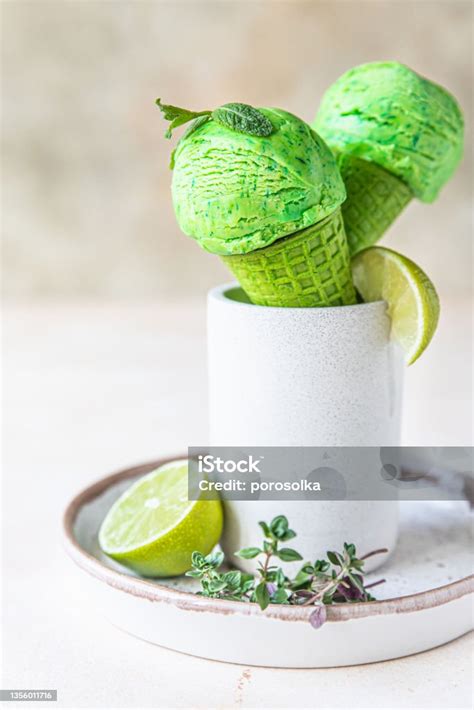 라임과 민트가 있는 홈메이드 그린 아이스크림과 초록색 와플 콘 여름 디저트 건강에 좋지 않은 음식에 대한 스톡 사진 및 기타