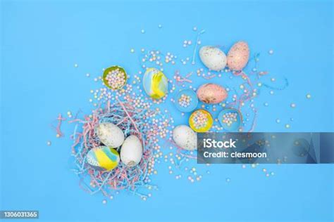부활절 달걀 다채로운 거품 공의 플랫 평신도 이미지 구성 엽서의 현대적인 최소한의 디자인 템플릿 위쪽 보기 부활제에 대한 스톡 사진 및 기타 이미지 Istock